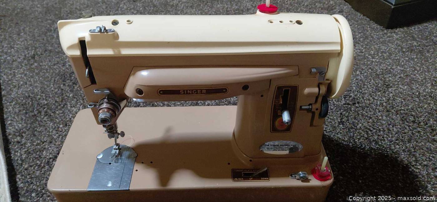 Singer electric sewing machine with case | Maxsold