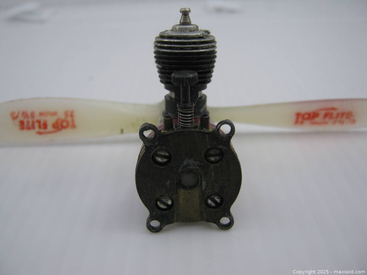 Thimble Drome model airplane engine with prop | Maxsold