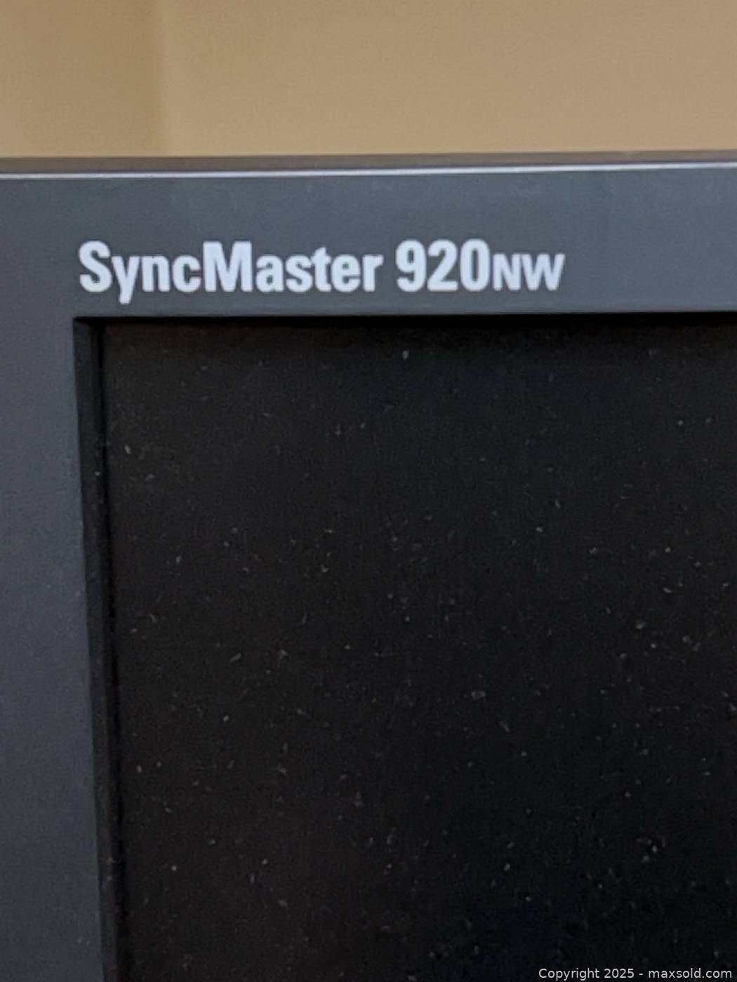 Samsung SyncMaster 19" monitor with accessories | Maxsold