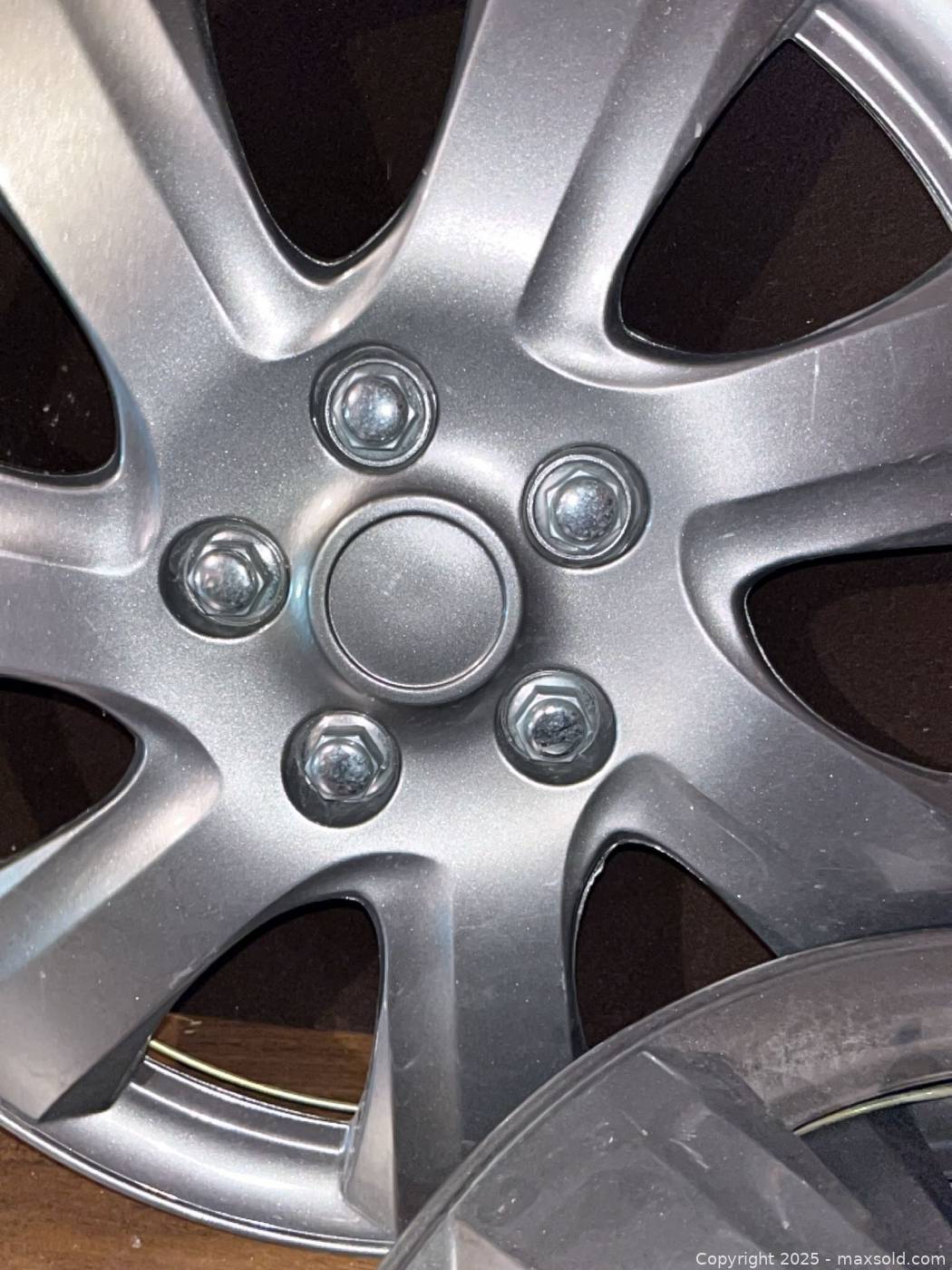 16" plastic hubcaps set of 4 | Maxsold