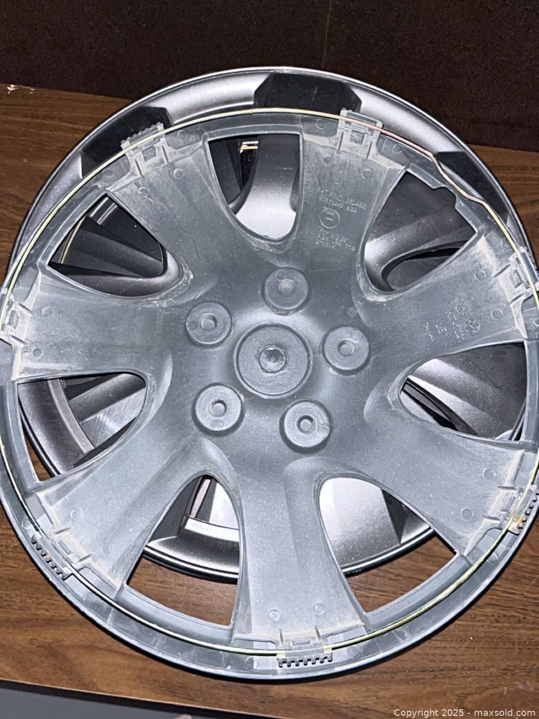 16" plastic hubcaps set of 4 | Maxsold