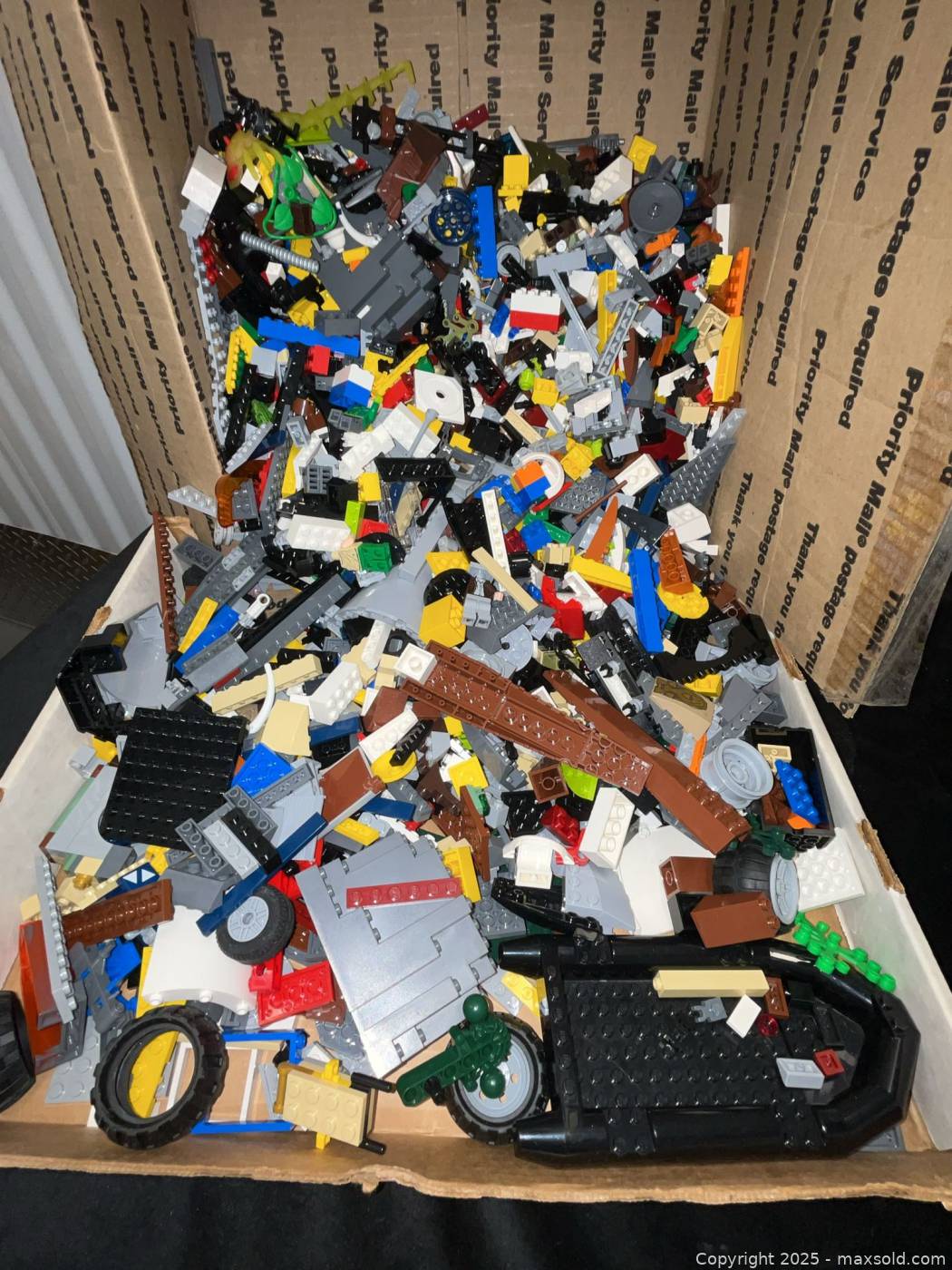 Assorted loose LEGO bricks and parts | Maxsold