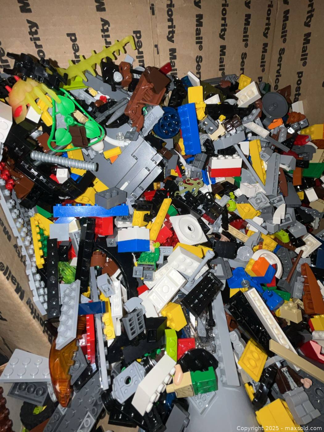 Assorted loose LEGO bricks and parts | Maxsold