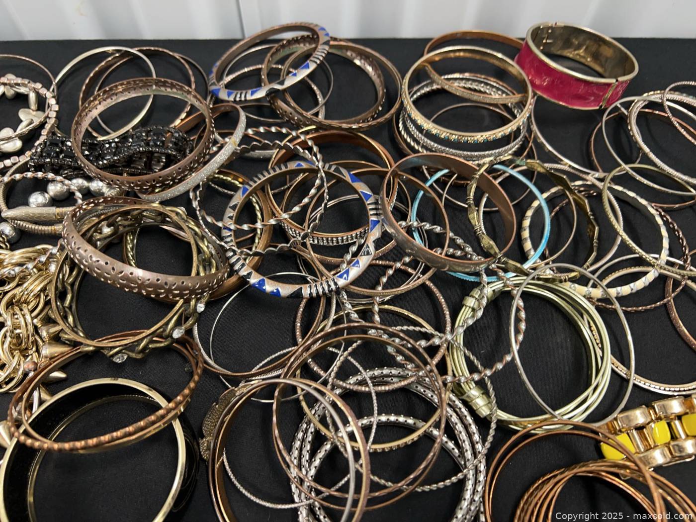 Several dozen assorted bracelets | Maxsold
