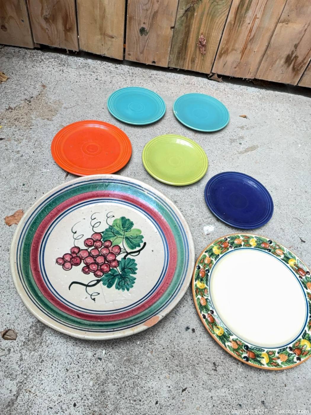 8 Italian hand-painted and solid-color ceramic plates | Maxsold