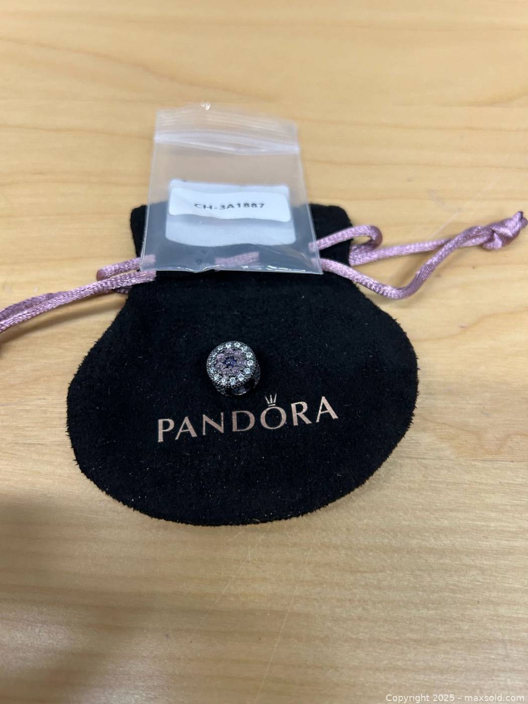 Pandora round pavé charm with pouch | Maxsold
