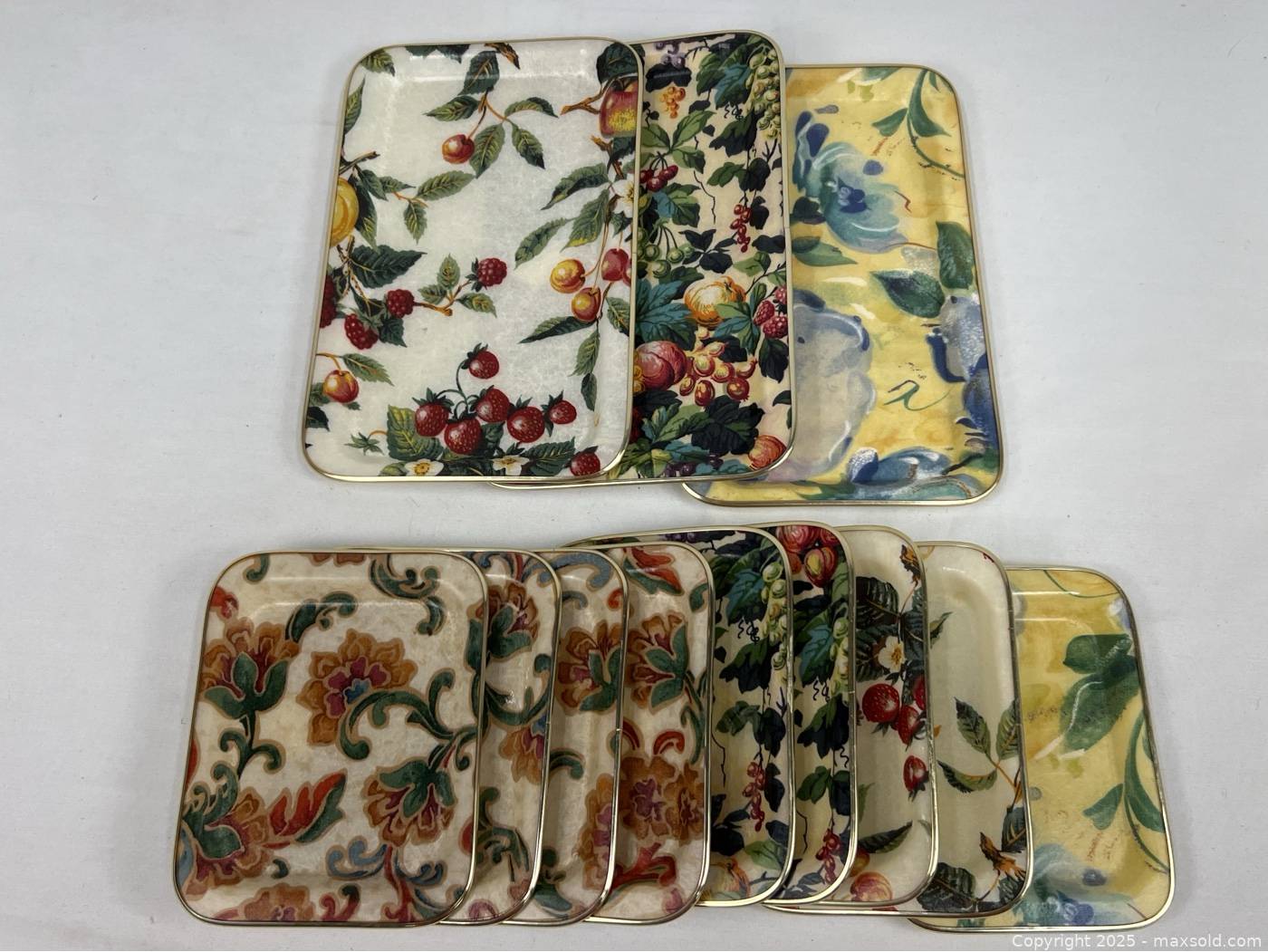 12 Arnold Designs fiberglass trays | Maxsold