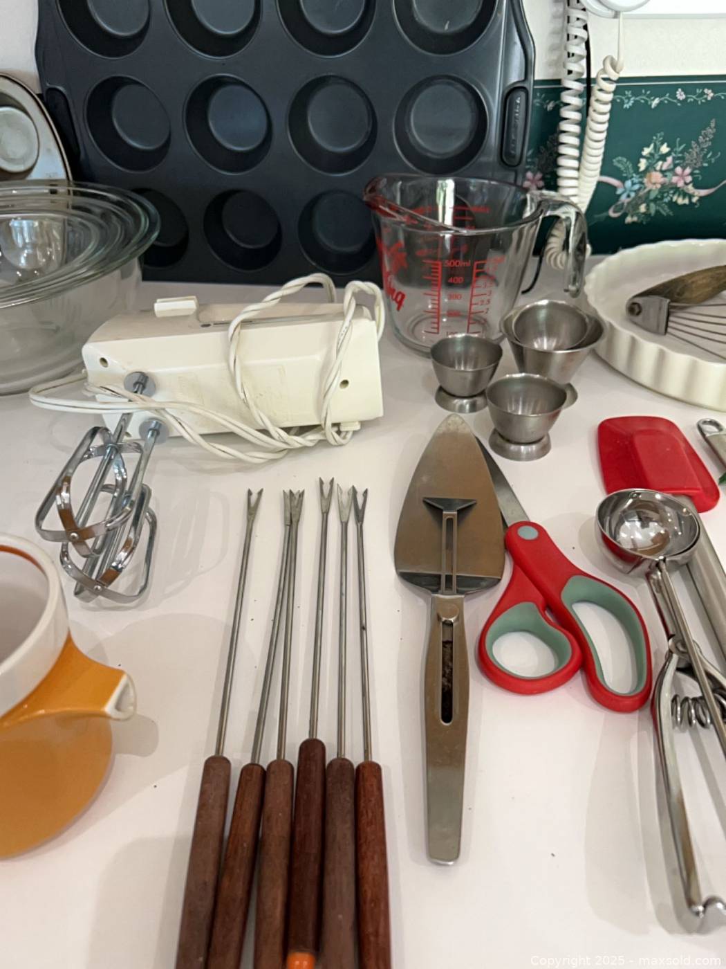Baking utensils, bakeware and Black & Decker hand mixer | Maxsold