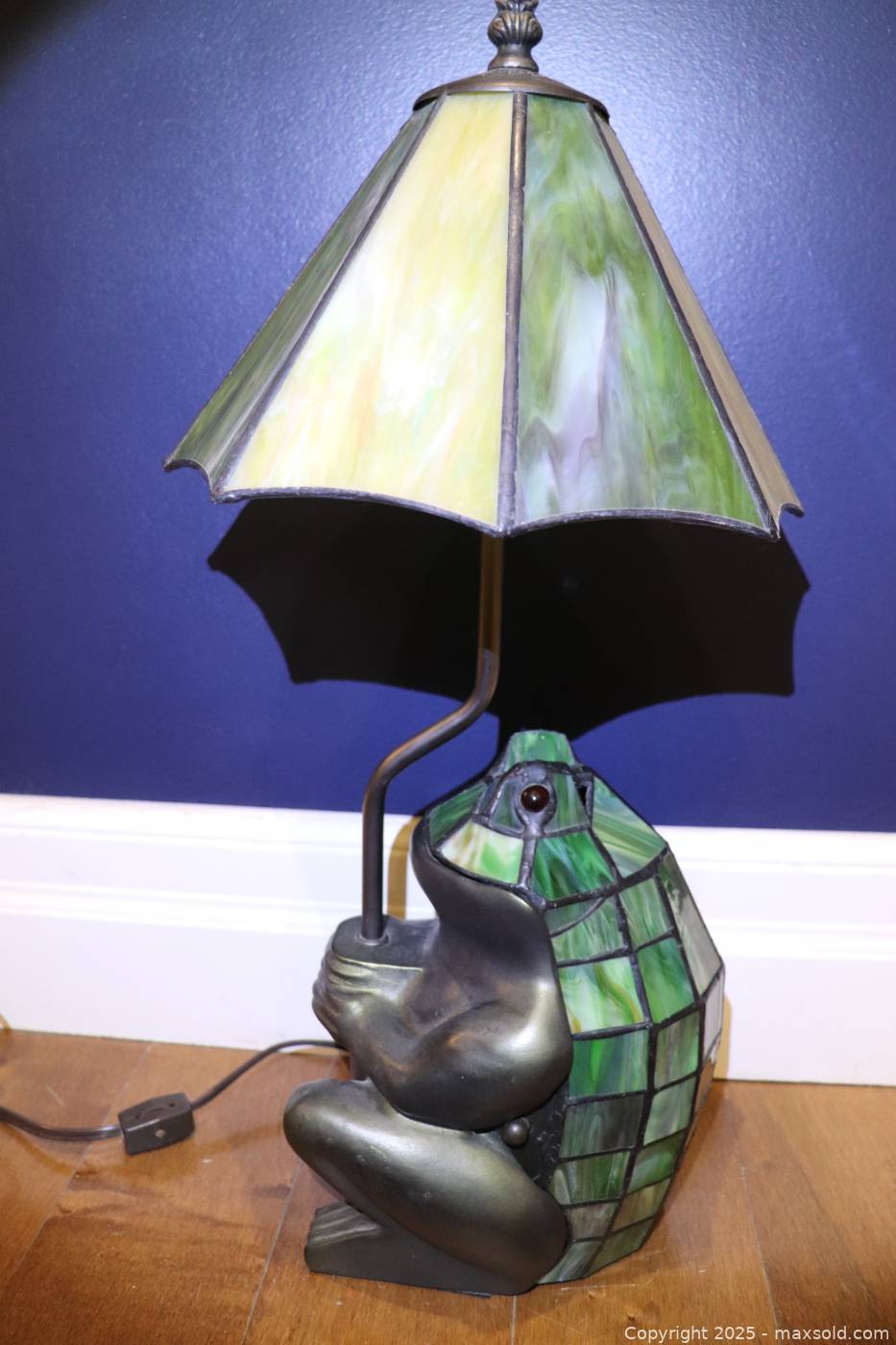 Vintage Stained Glass Frog Umbrella Lamp | Maxsold