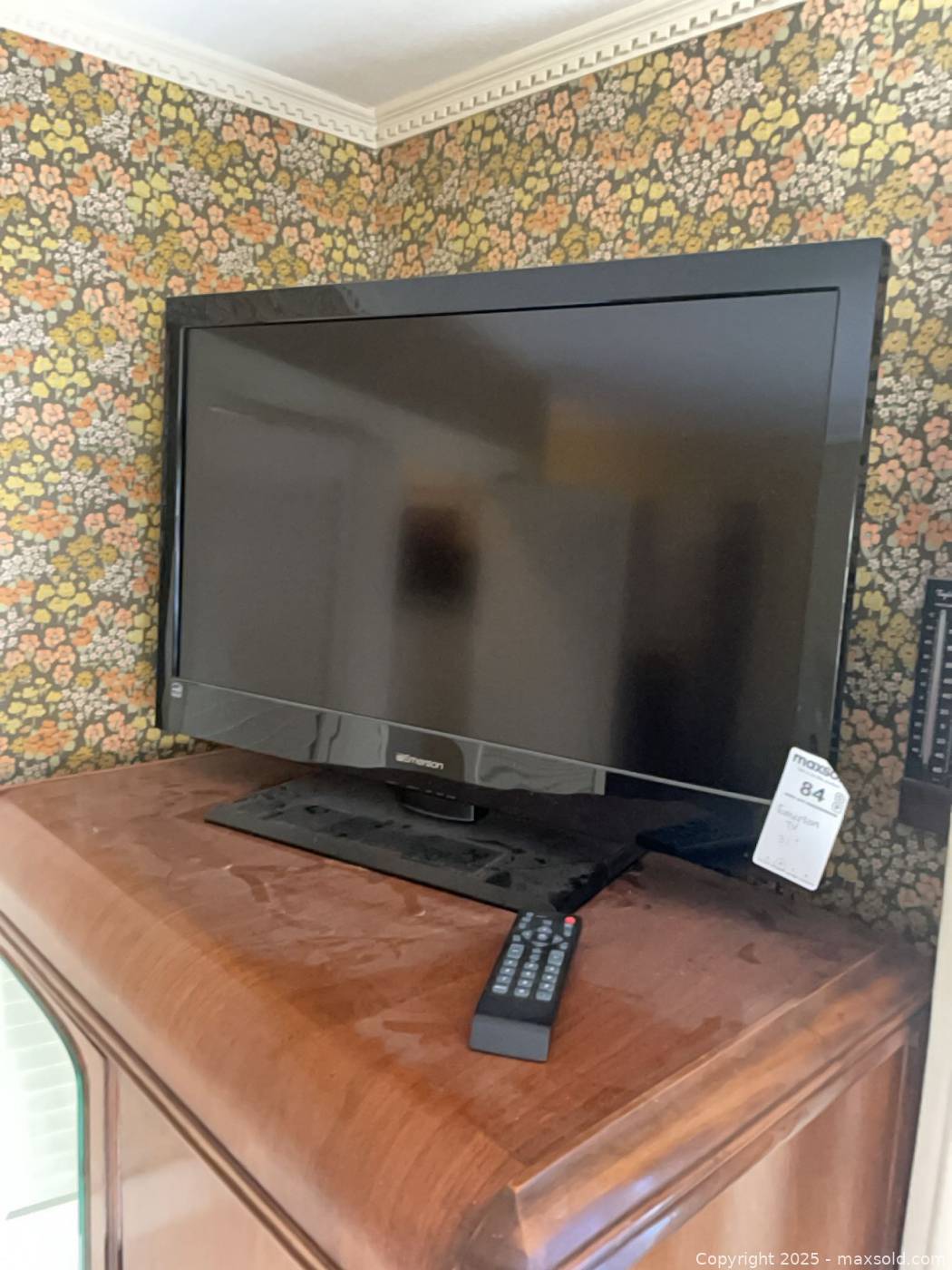 Emerson 32-inch TV with Remote & Stand | Maxsold