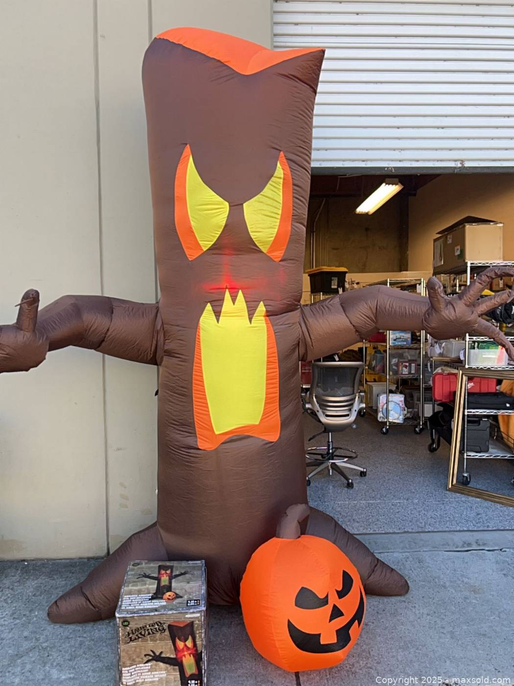 Animated Airblown Evil Tree Inflatable 9.35' | Maxsold