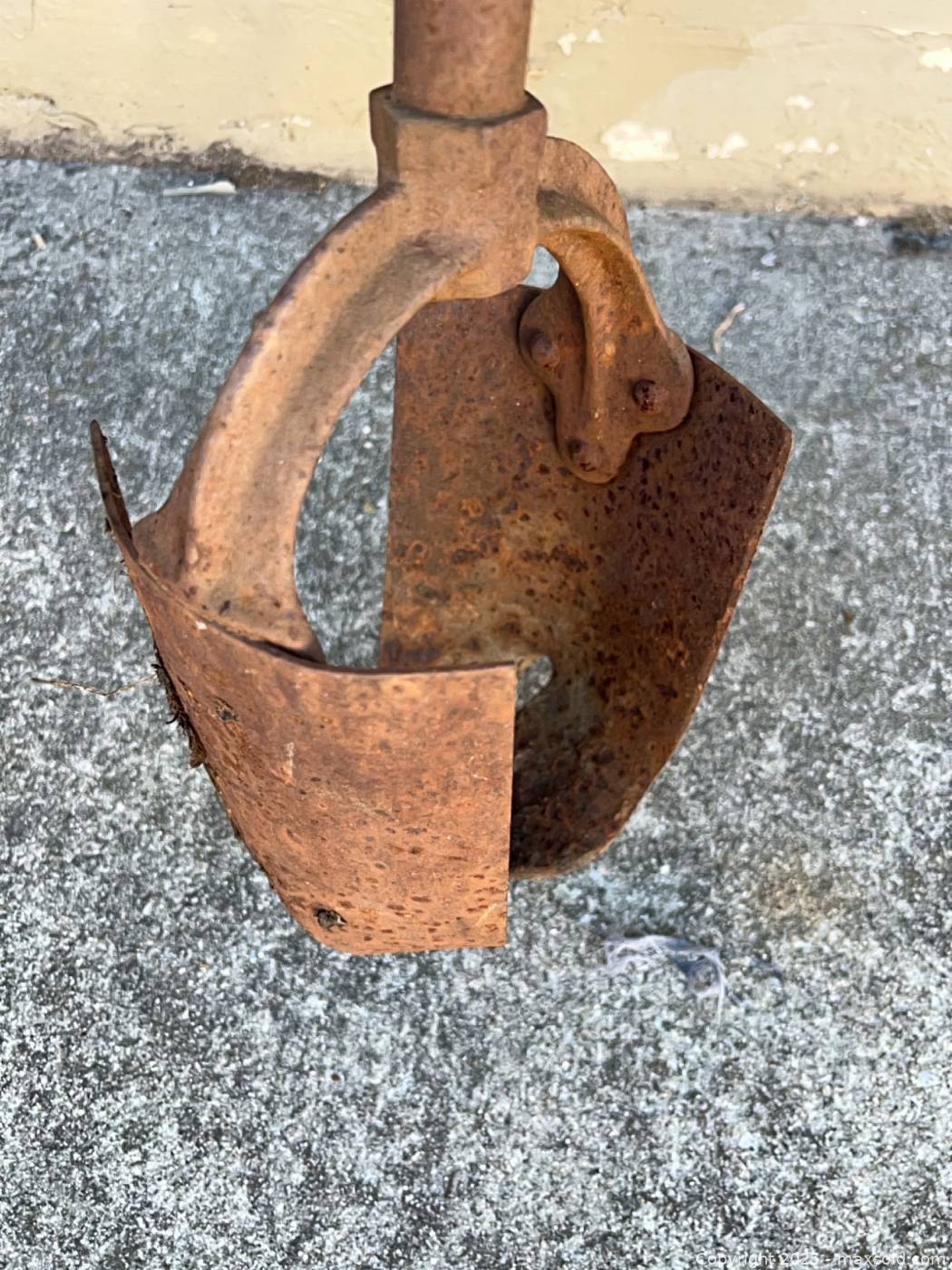 Antique cast iron manual clamshell post hole digger | Maxsold