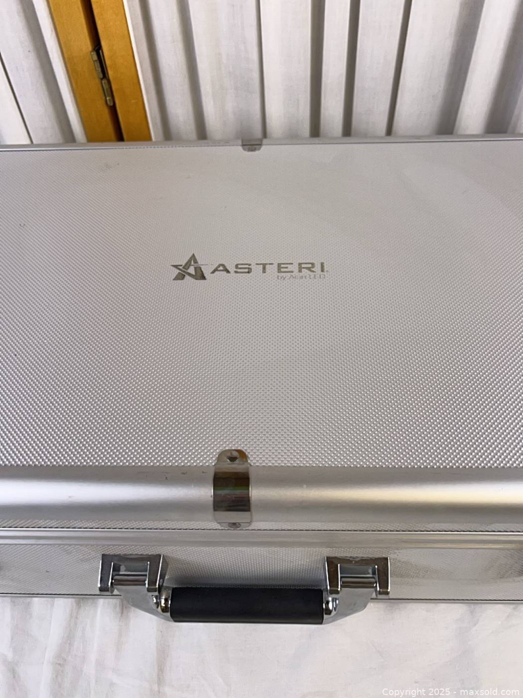 Asteri silver aluminum hard carry case | Maxsold