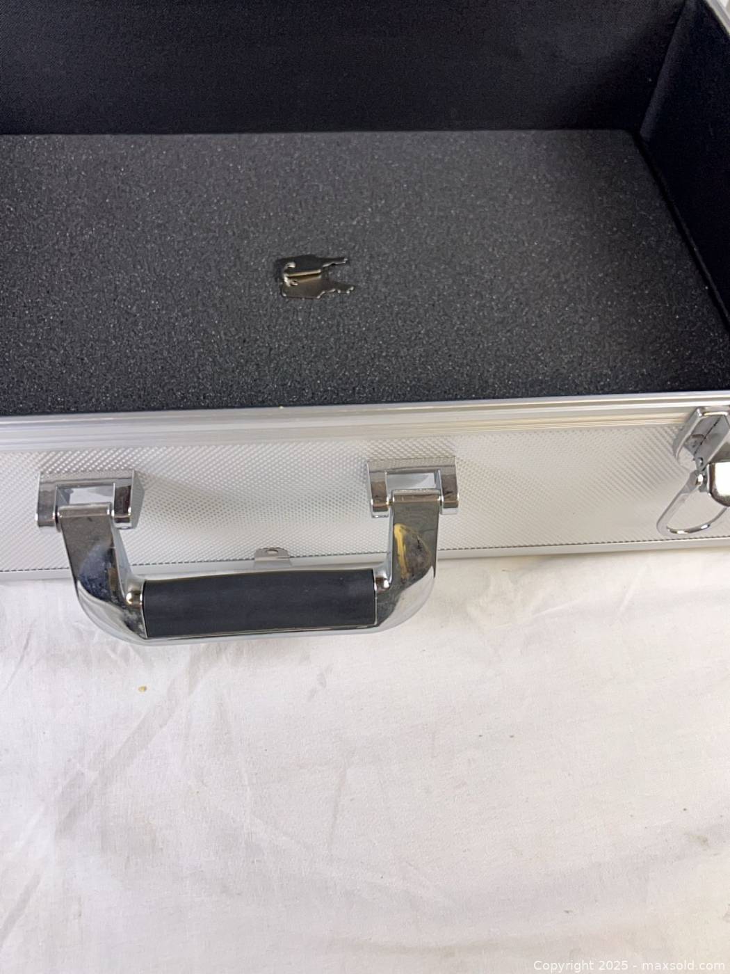 Silver aluminum hard carry case 21x12.5x6.5 in | Maxsold