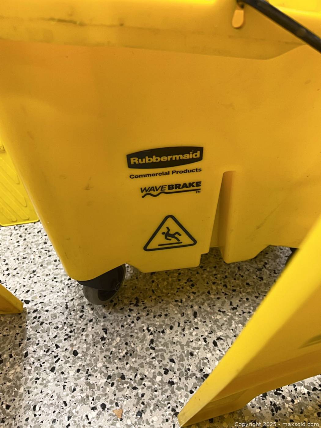 Rubbermaid WaveBrake mop bucket, mop, 6 caution signs | Maxsold