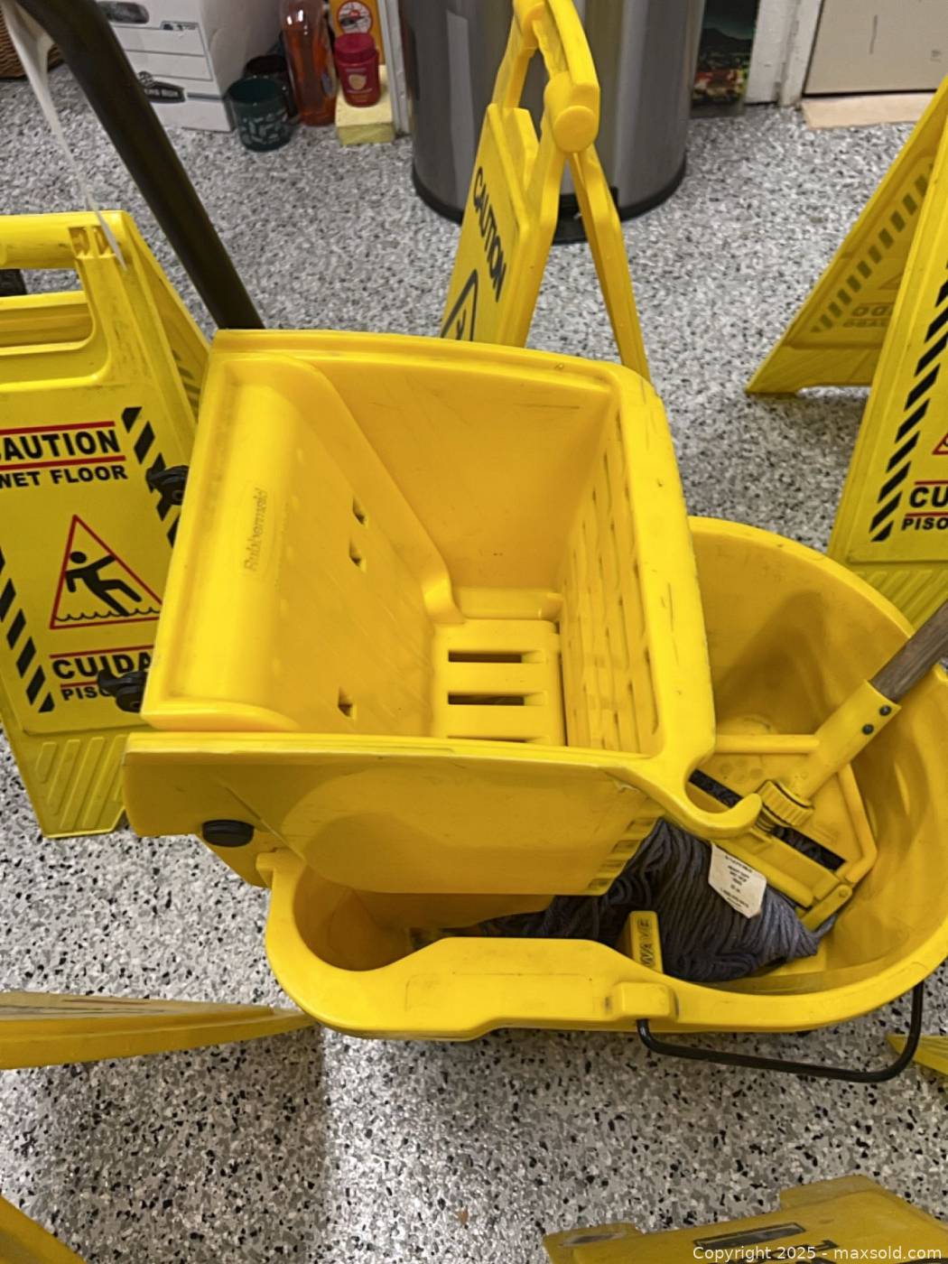 Rubbermaid WaveBrake mop bucket, mop, 6 caution signs | Maxsold