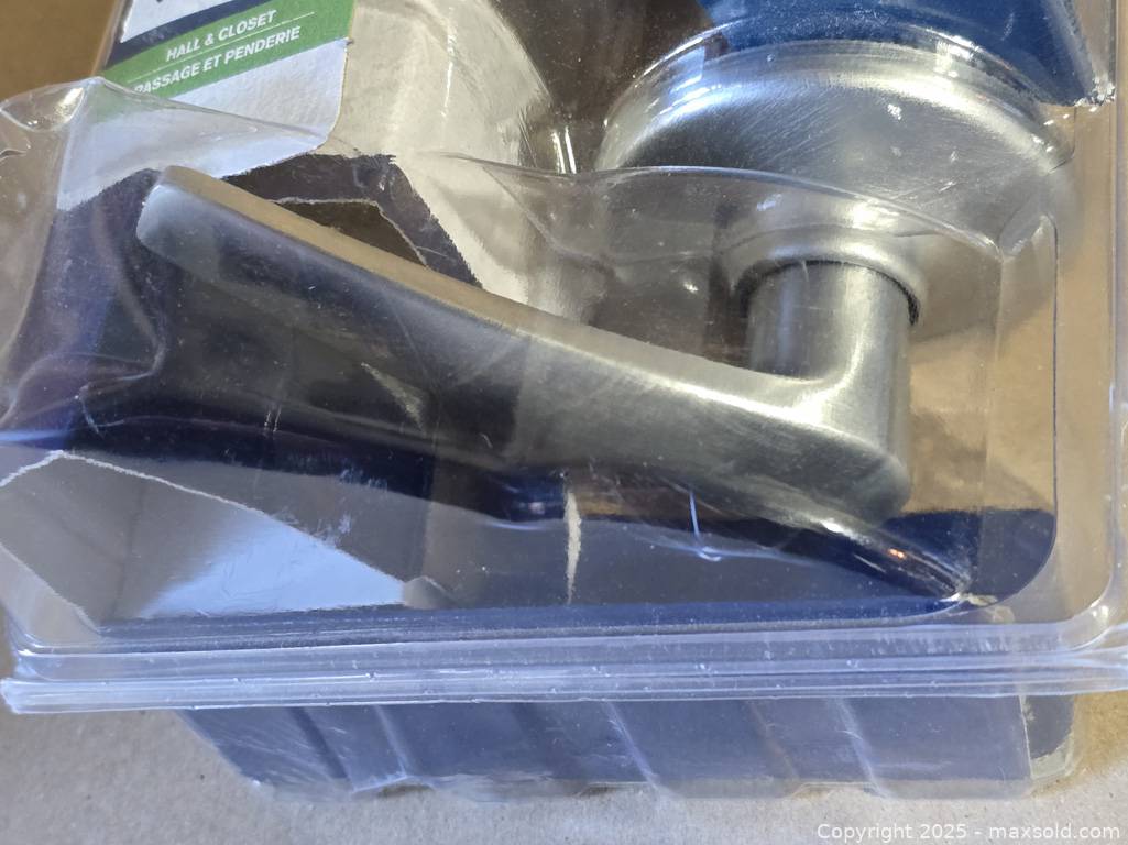 Weiser hall & closet passage lever | Maxsold