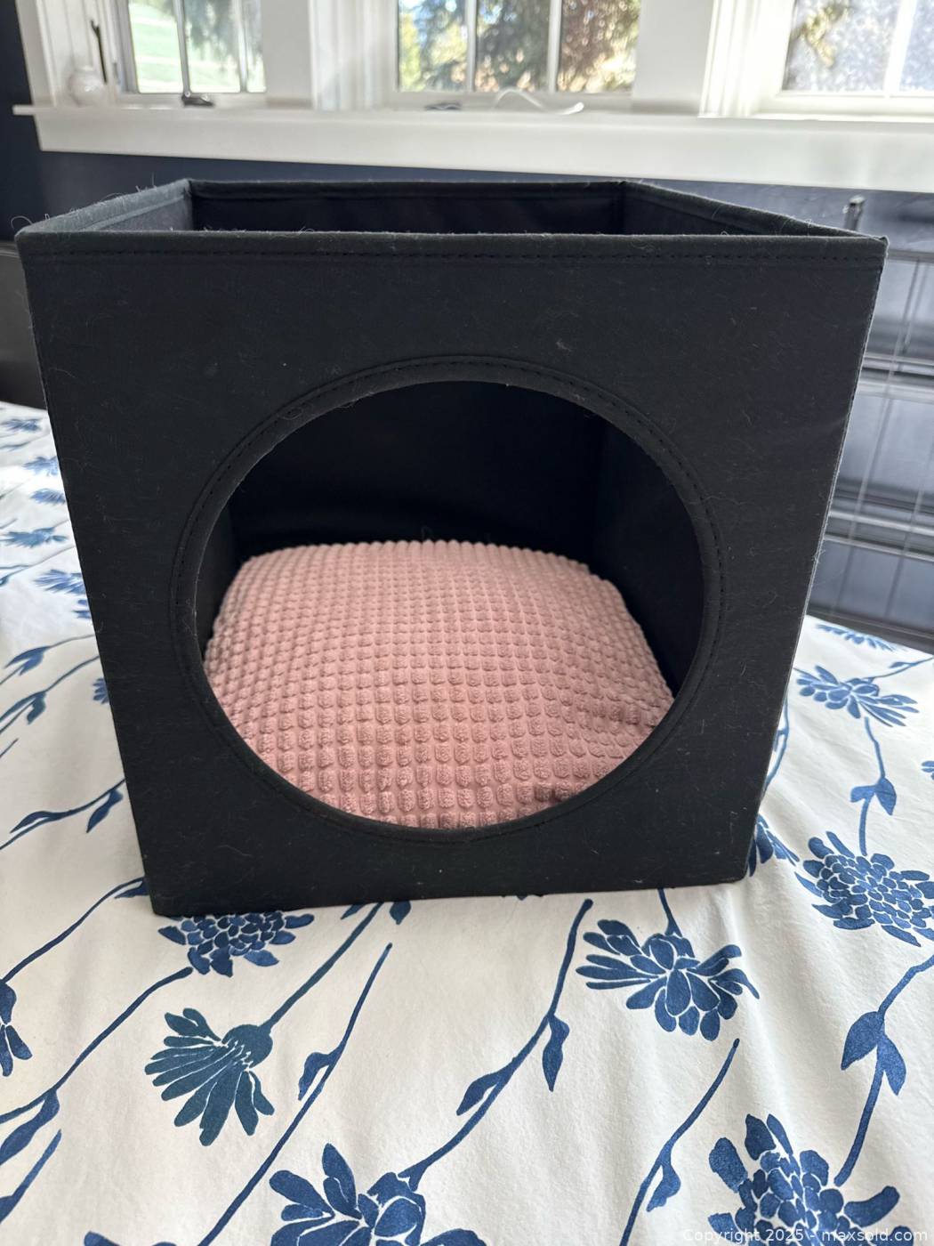 Cat cubbyhole with cushion | Maxsold