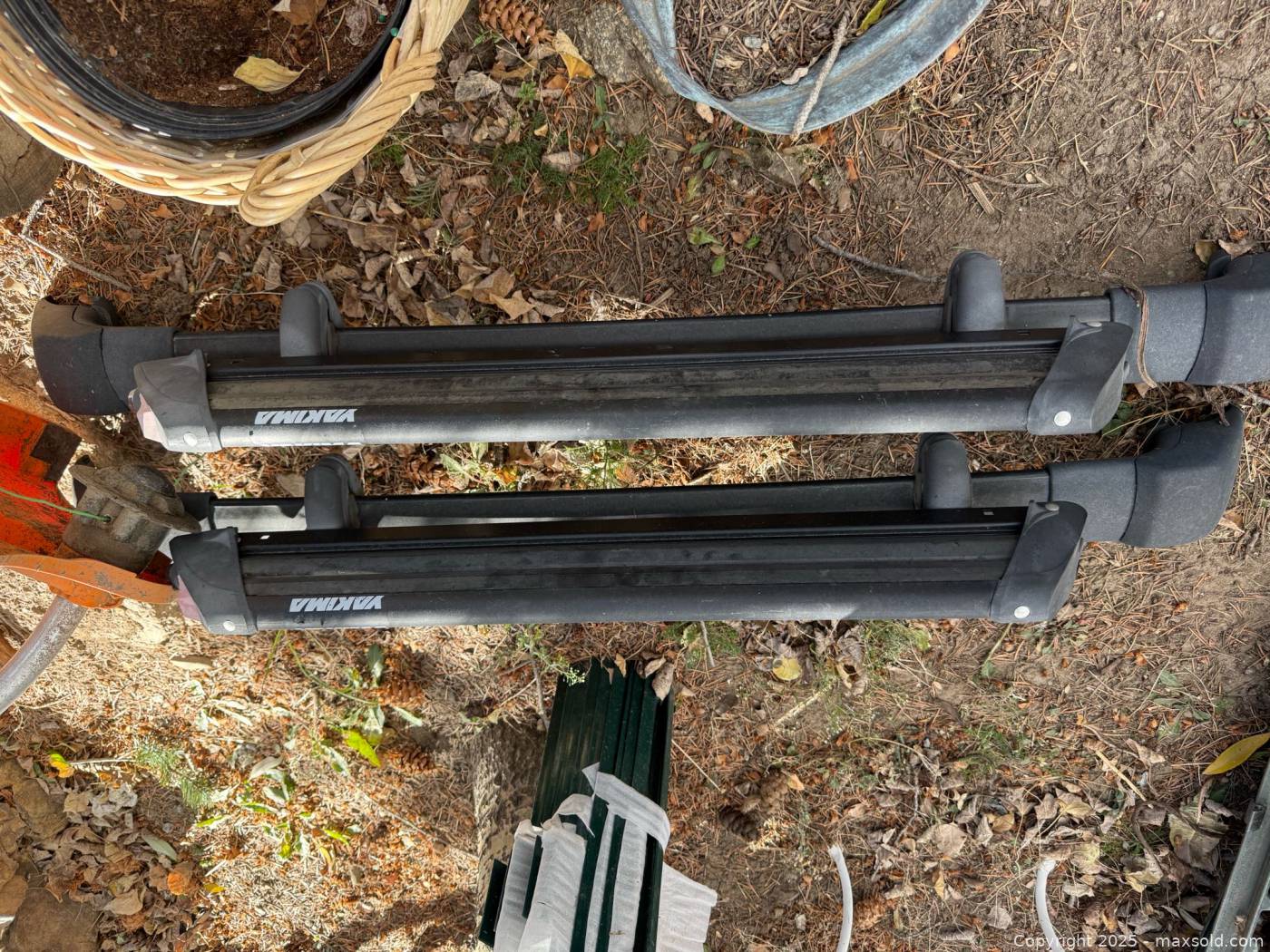Yakima rooftop ski-snowboard carriers | Maxsold