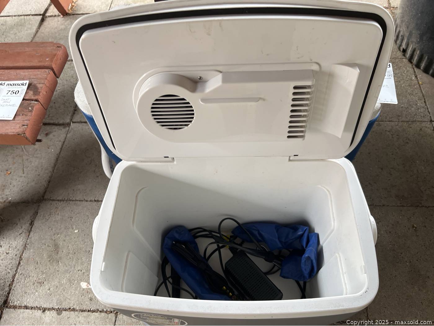 Hard shell coolers | Maxsold