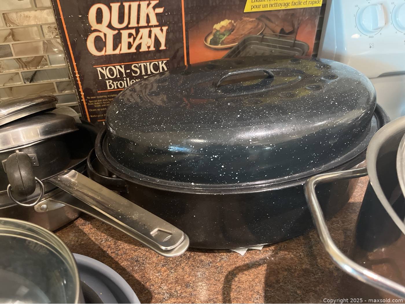 Assorted cookware with roaster, broiler pan and lids | Maxsold