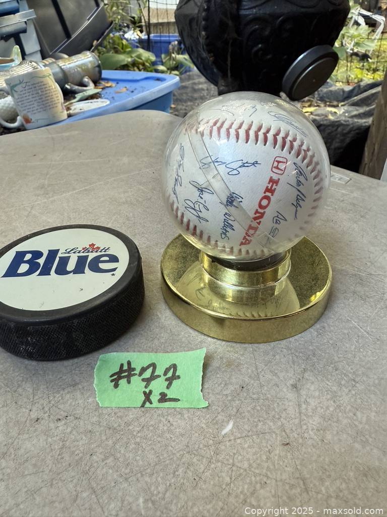 Toronto Blue Jays signed Honda baseball & Labatt Blue hockey puck | Maxsold