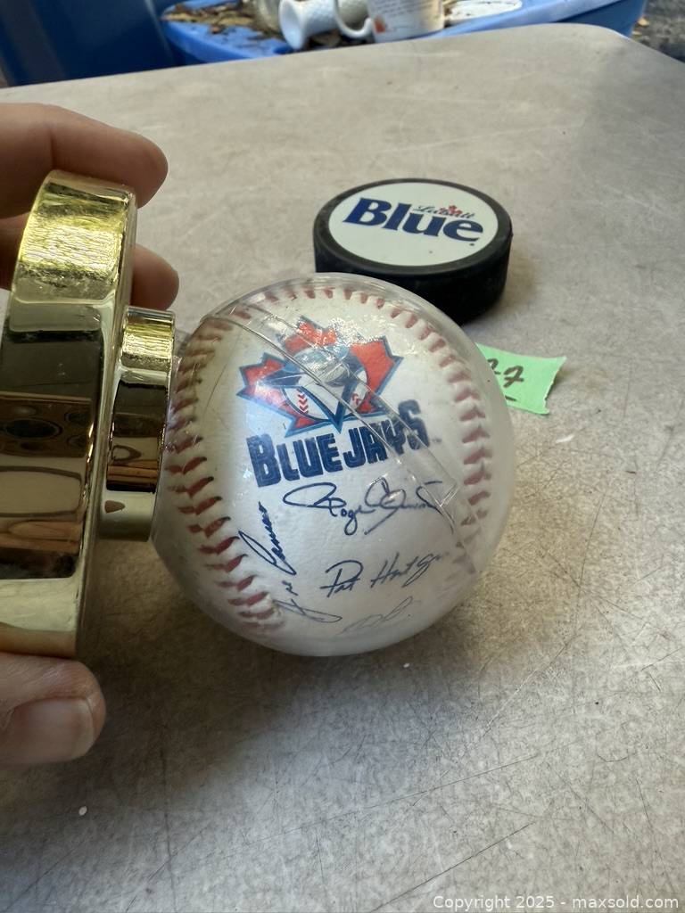 Toronto Blue Jays signed Honda baseball & Labatt Blue hockey puck | Maxsold