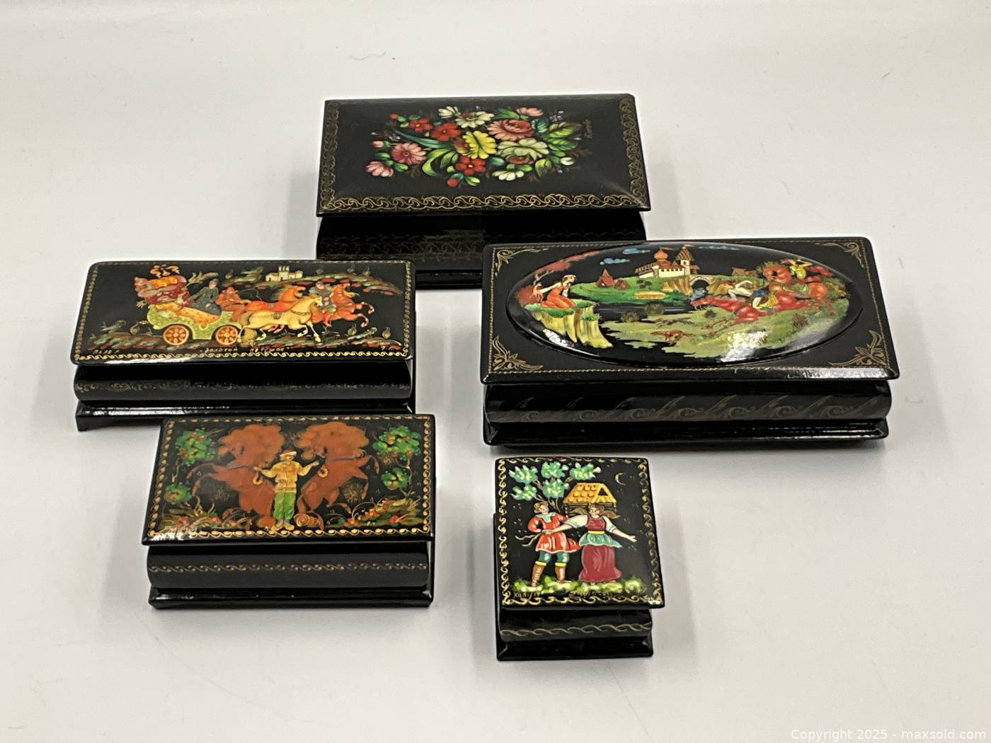 Five hand-painted Russian papier-mâché lacquer boxes | Maxsold