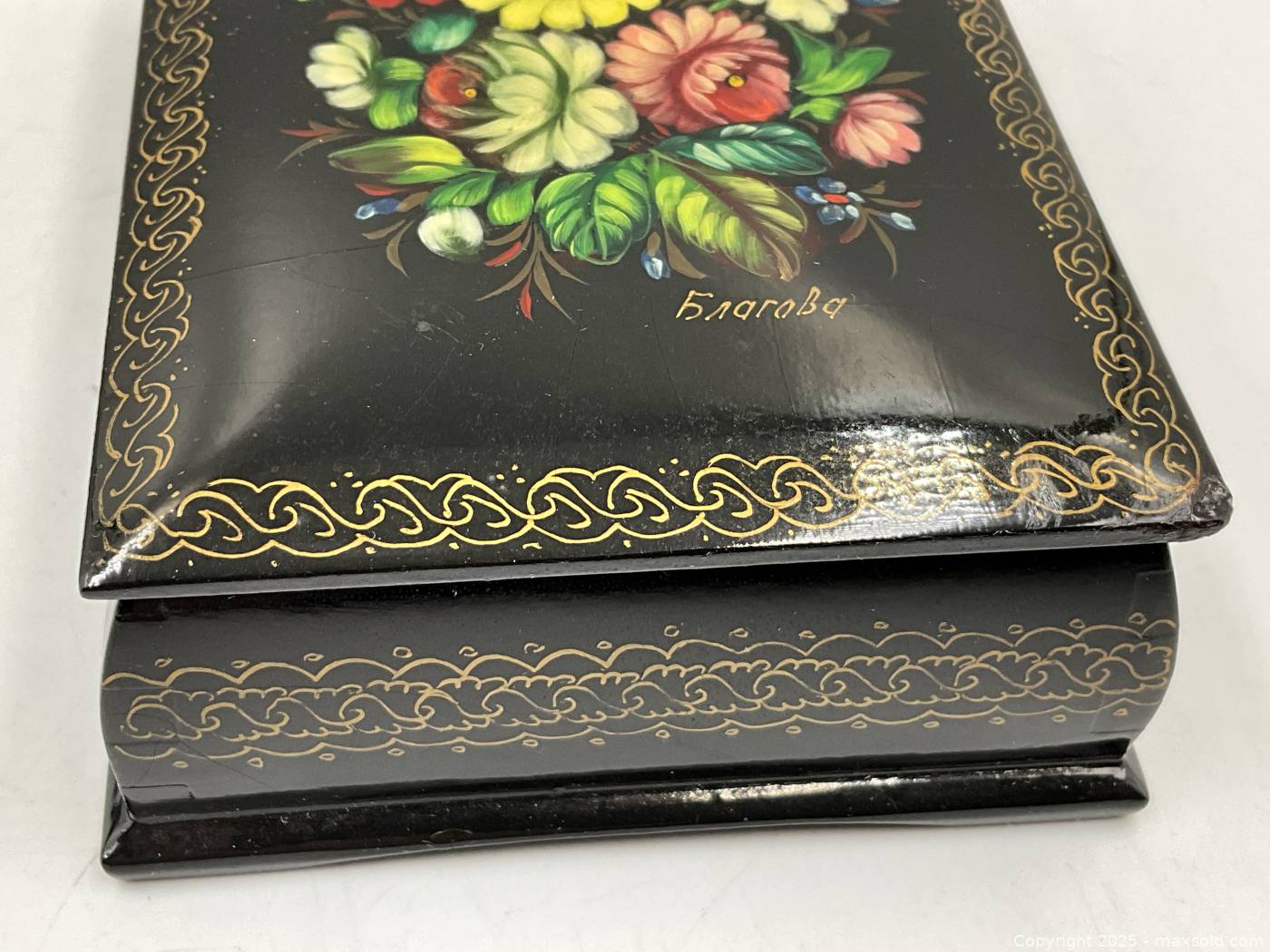 Five hand-painted Russian papier-mâché lacquer boxes | Maxsold