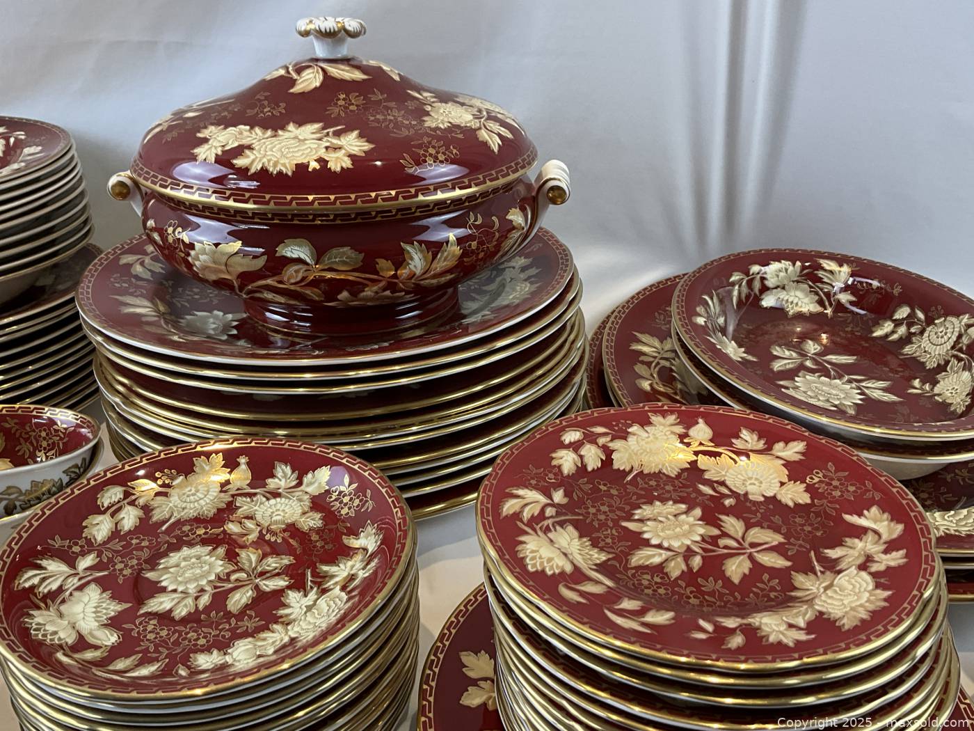 Wedgwood Ruby Tonquin China Set, 92 Pieces | Maxsold
