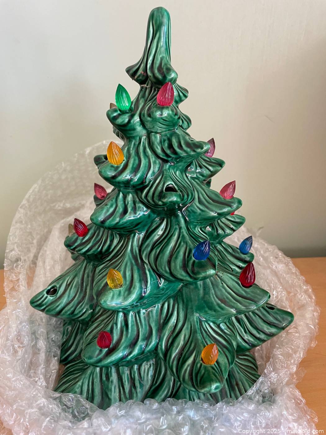Ceramic light-up Christmas tree 11.5" | Maxsold