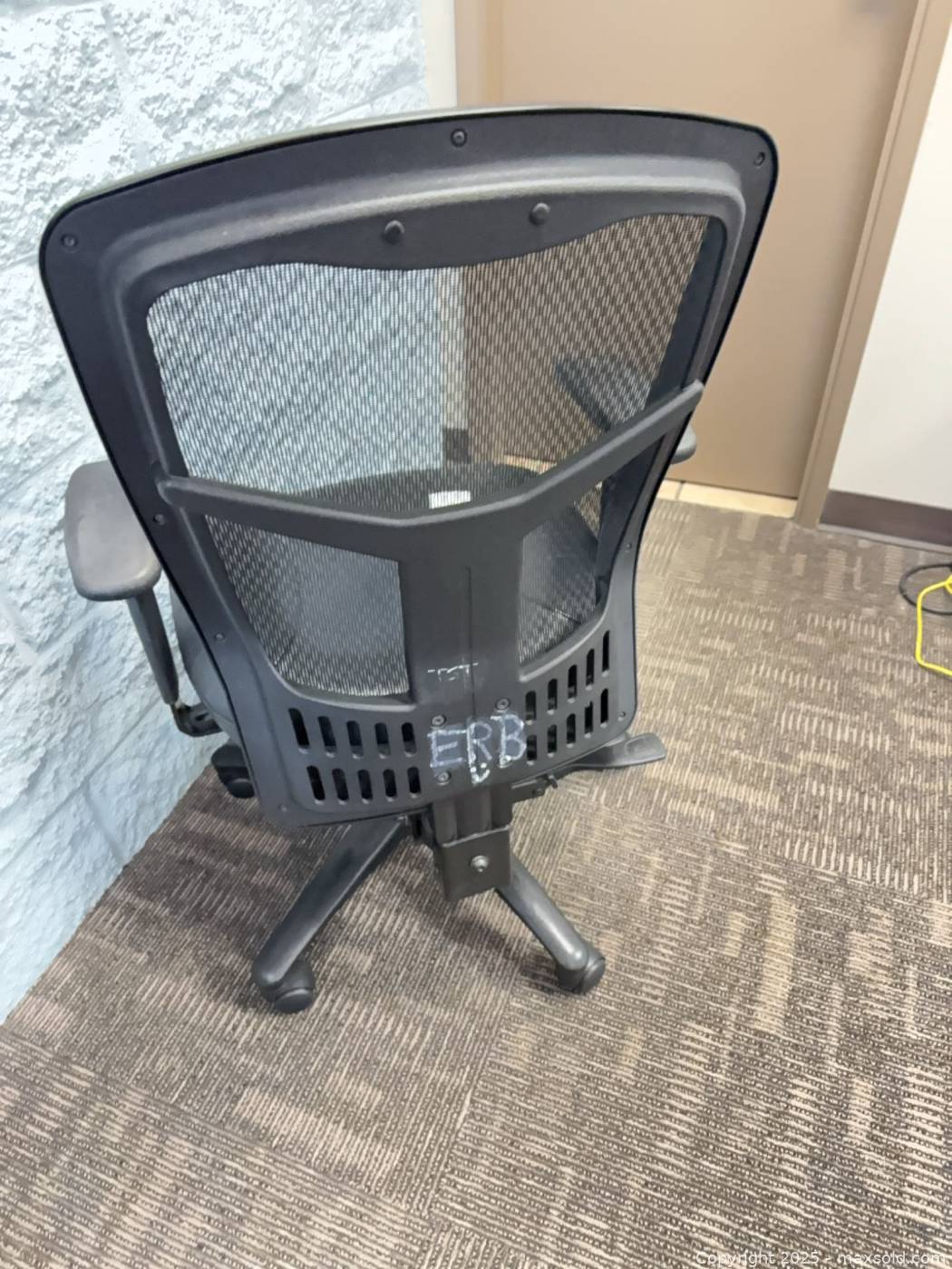 Black mesh back rolling office chair | Maxsold
