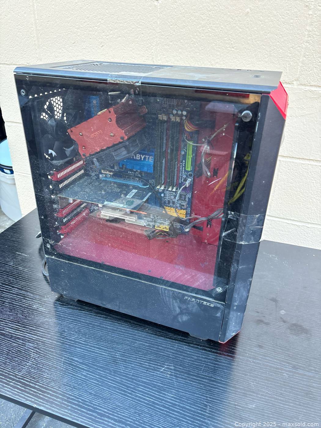 Phanteks mid-tower gaming desktop computer | Maxsold