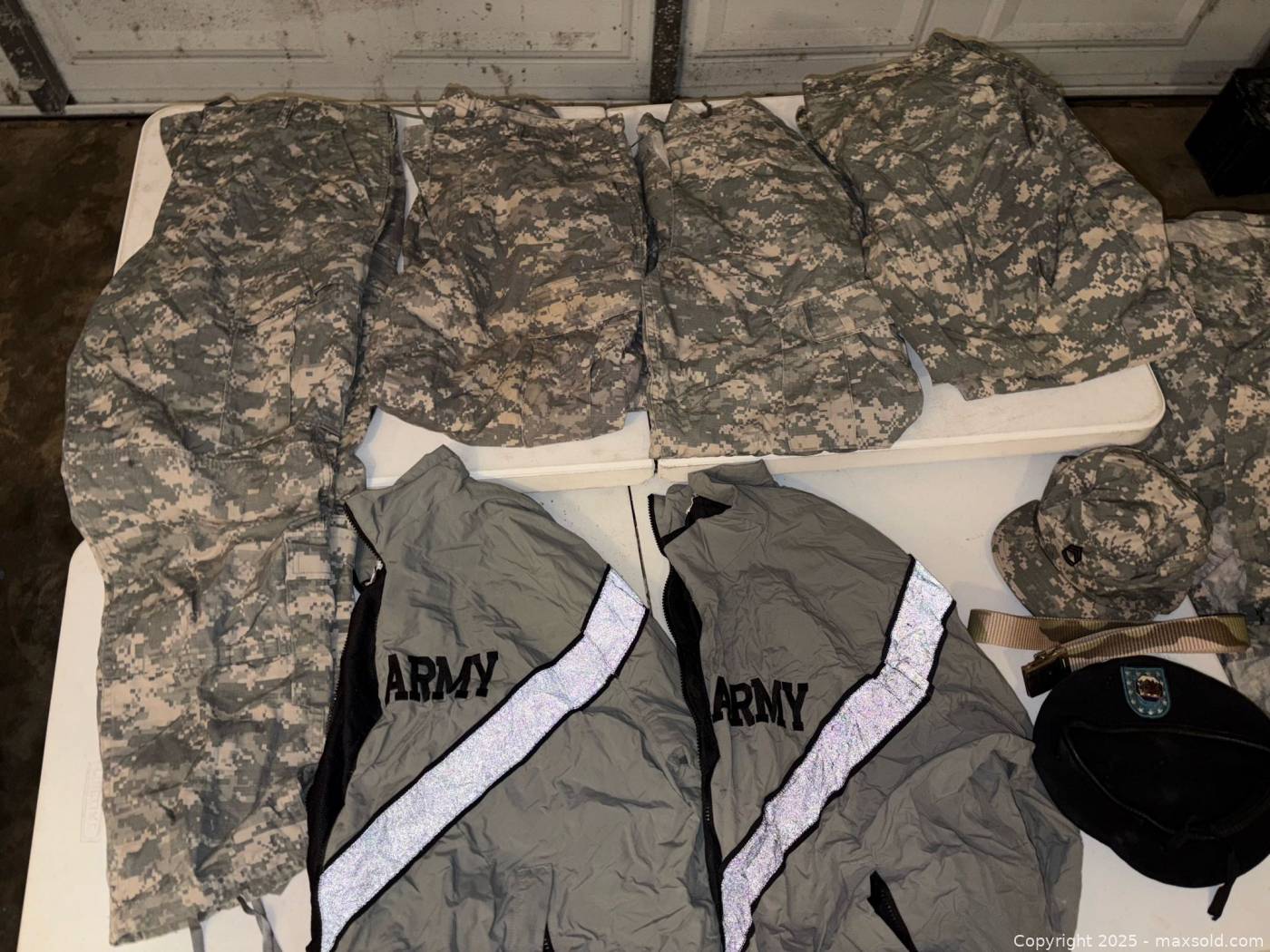 U.S. Army ACU uniforms and accessories Sz M | Maxsold