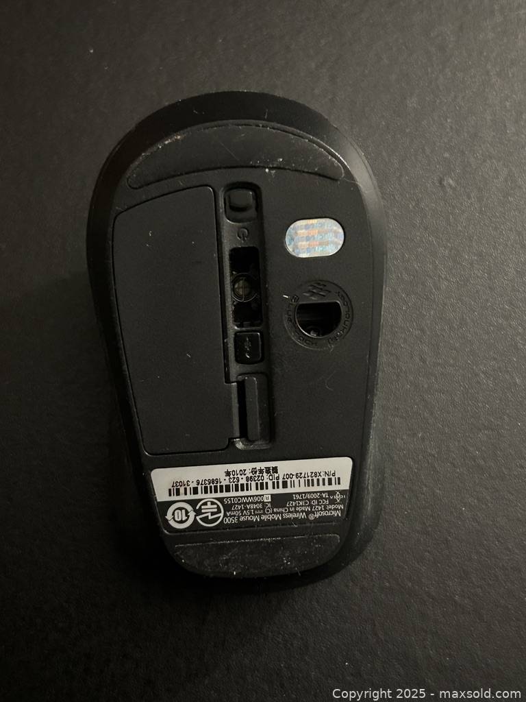 Compaq keyboard with three mice | Maxsold