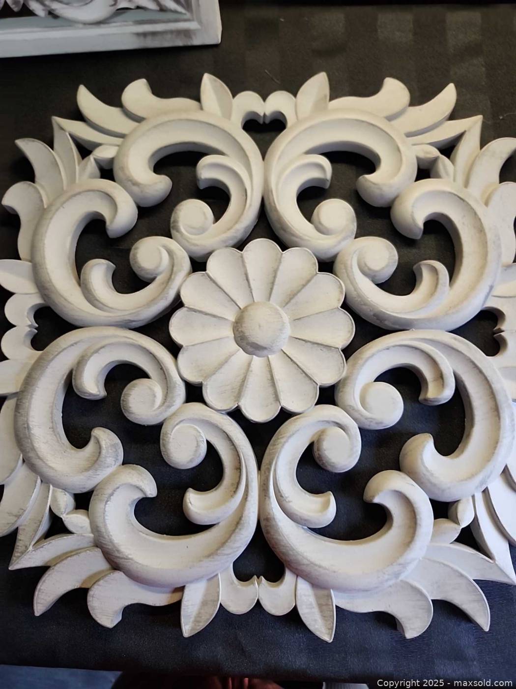 6 plastic decorative medallions | Maxsold