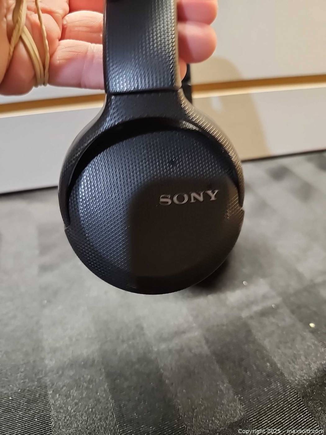 Sony wireless headphones | Maxsold