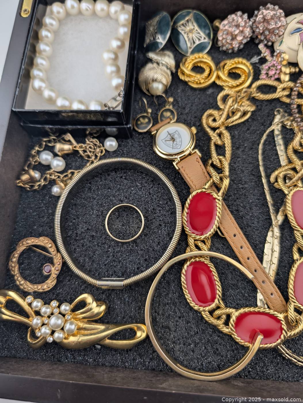 Vintage fashion jewelry assortment | Maxsold
