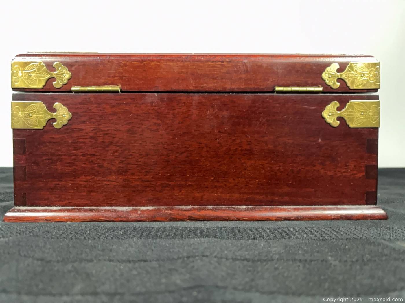 Chinese rosewood jewelry box | Maxsold