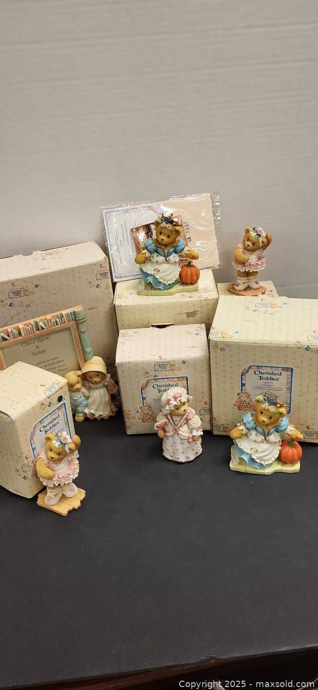6 Cherished Teddies figurines with boxes | Maxsold