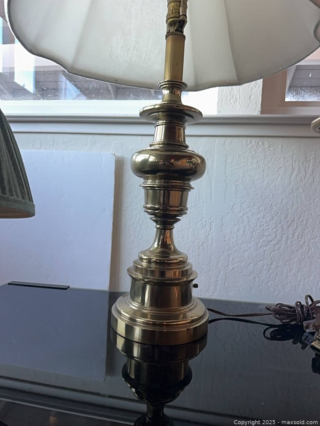 4 table lamps, glass-top TV stand, DVDs | Maxsold
