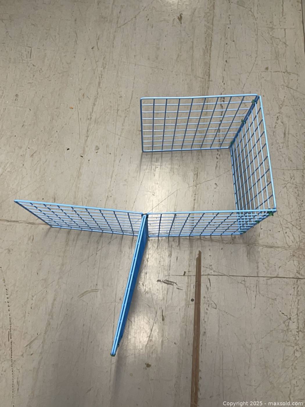 Light Blue Wire Display Panels | Maxsold