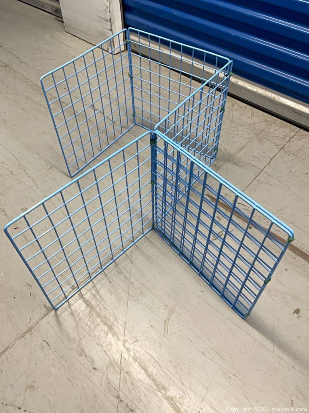 Light Blue Wire Display Panels | Maxsold