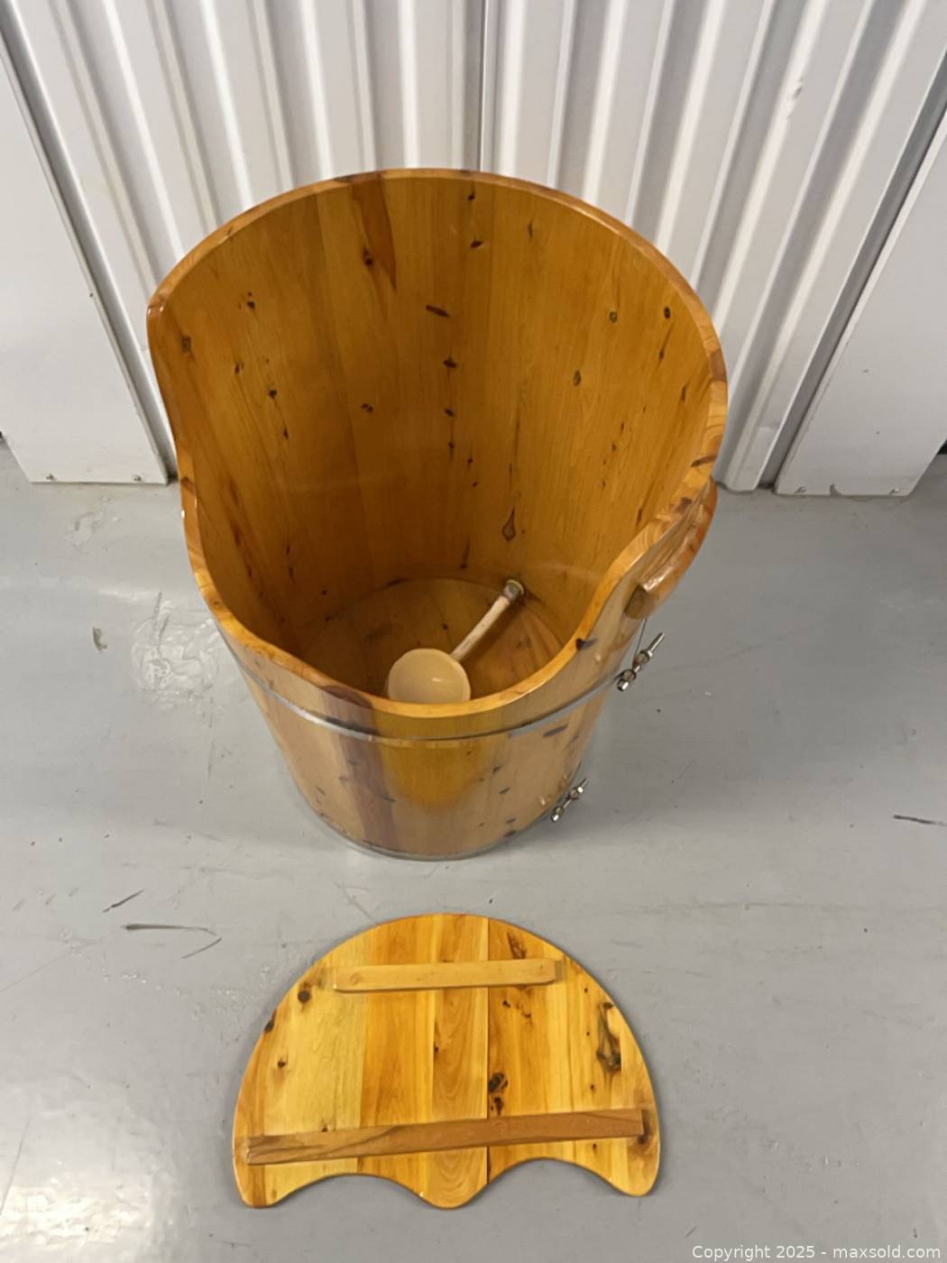 Solid wood foot spa soaking tub barrel | Maxsold