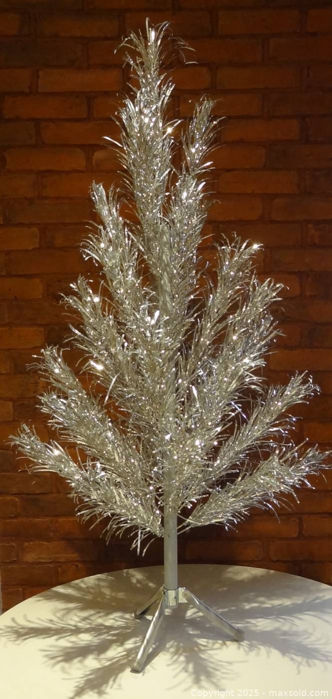 Evergleam 4 ft 31-Branch Aluminum Christmas Tree | Maxsold