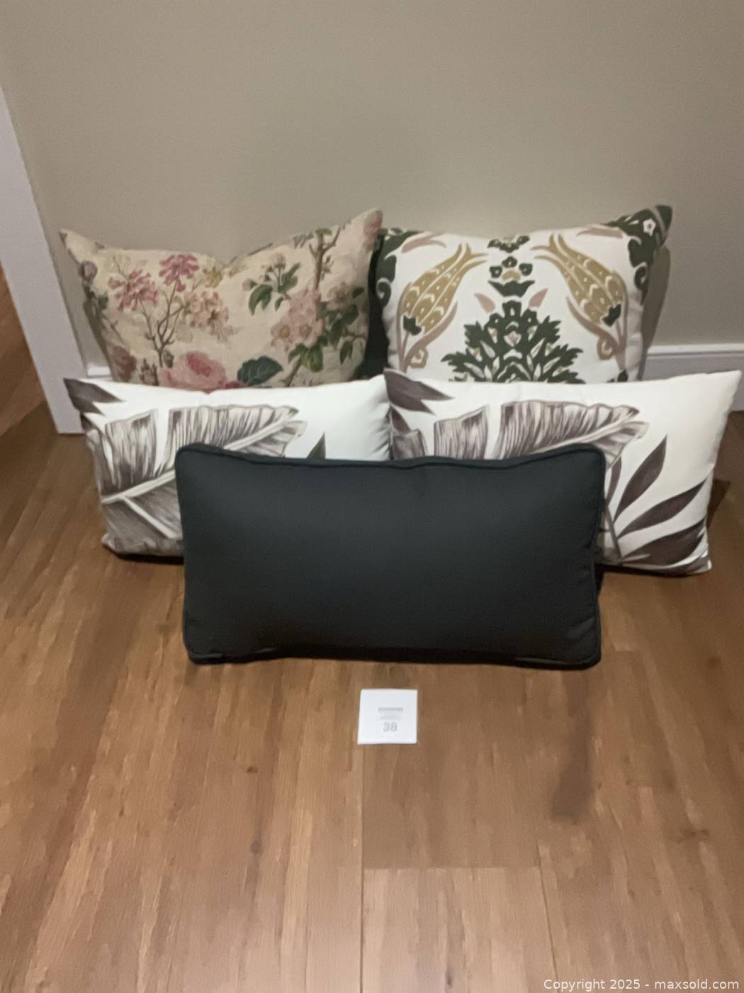 Decorative throw pillows, set of 5 | Maxsold
