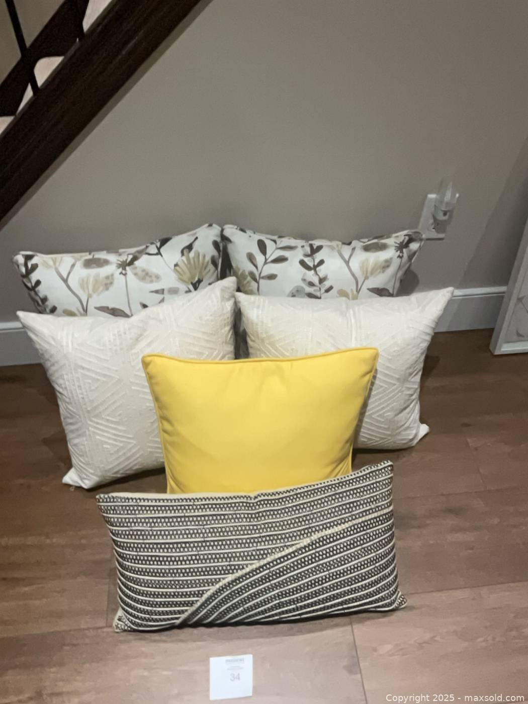 Mixed decorative throw pillows, 6 pcs | Maxsold
