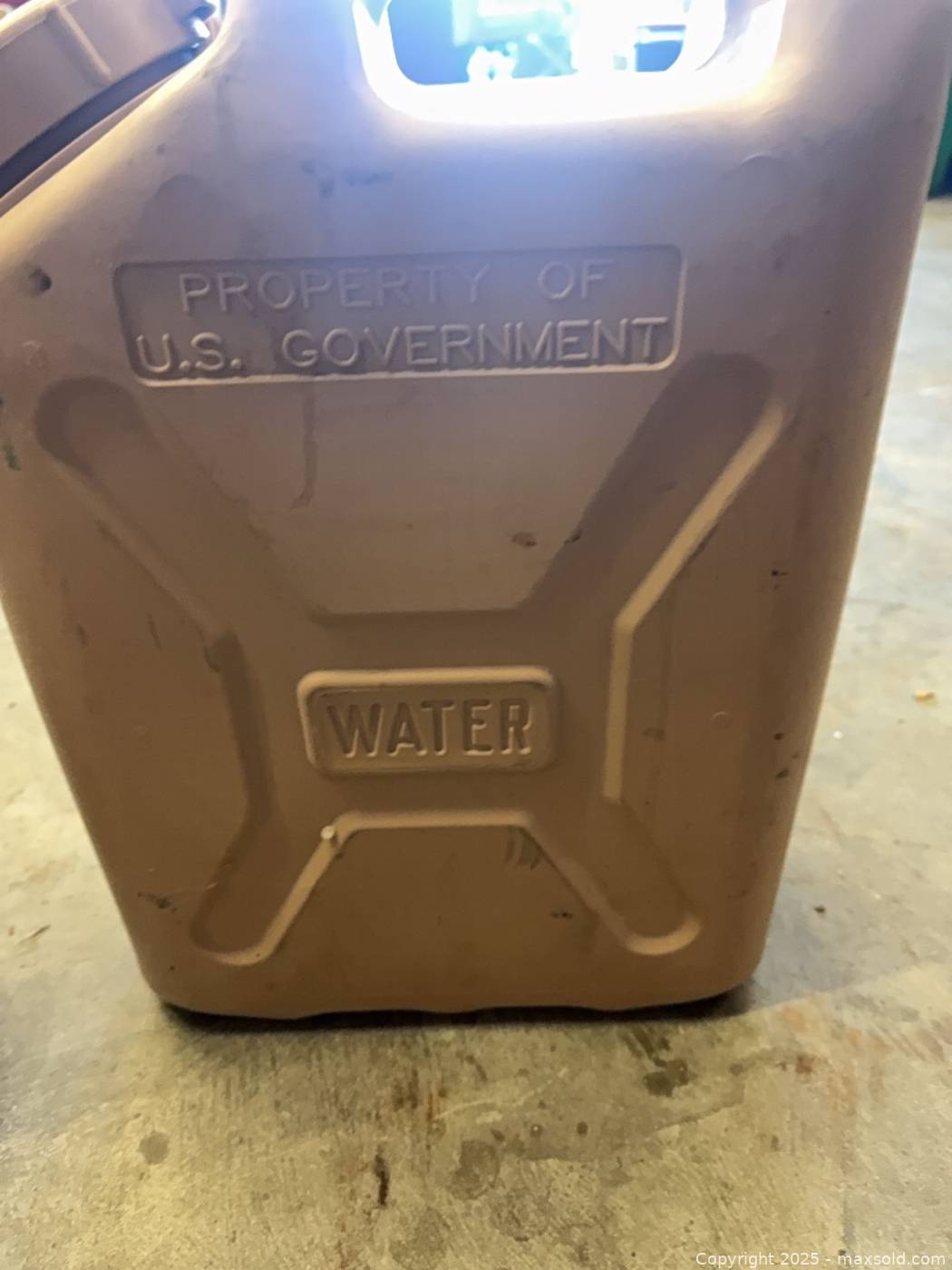 20L tan plastic water jerry can | Maxsold