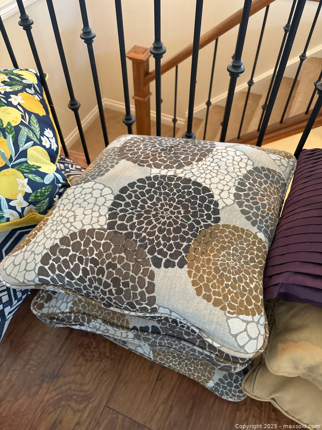Seven decorative throw pillows | Maxsold