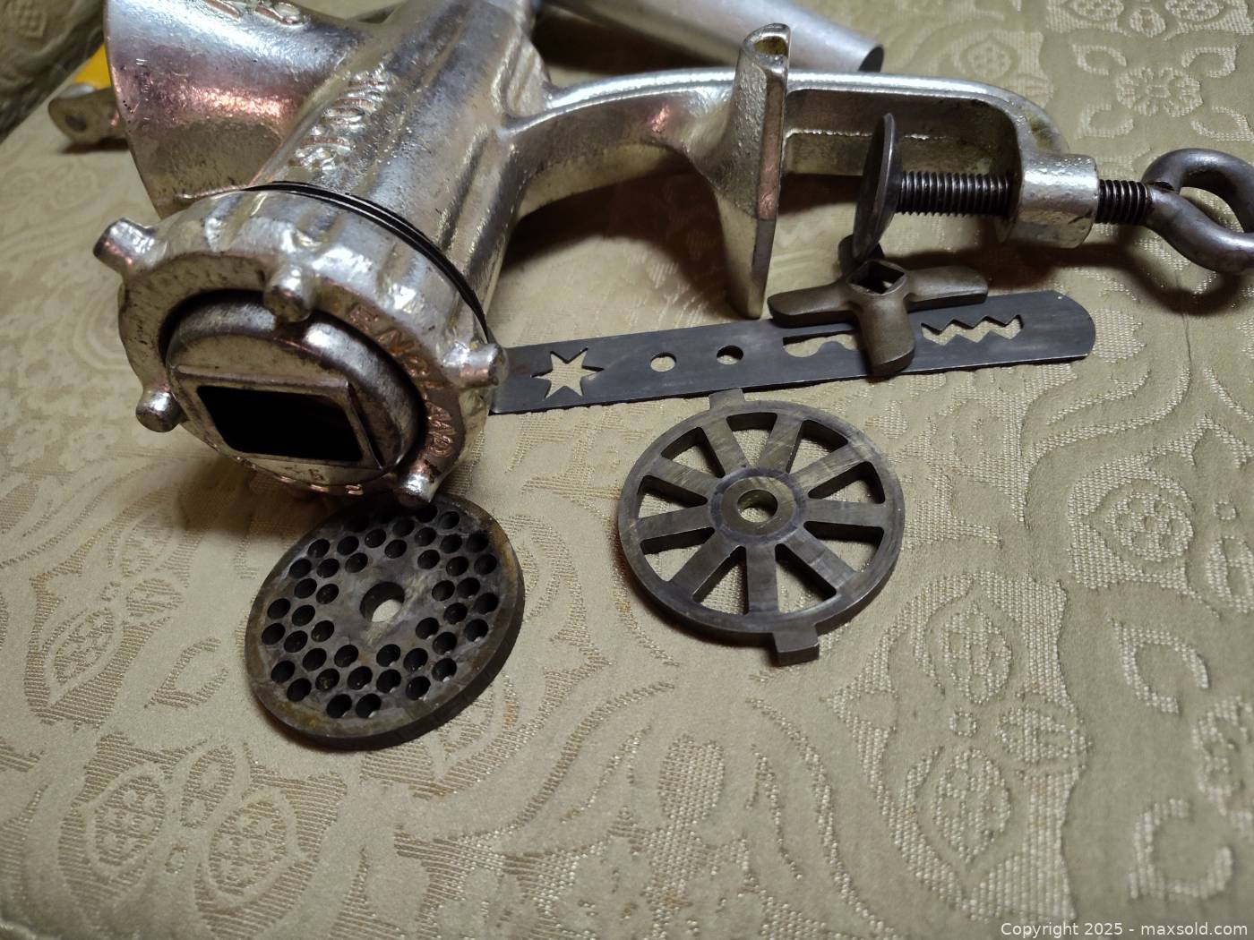 Spong No 5 hand meat grinder with plates | Maxsold